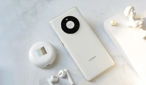 价格相差300元，华为Mate40对比小米10至尊版，谁更值得买？_百科TA说