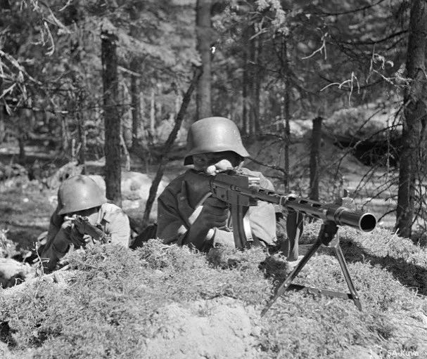 “曾出口中国，却因卡壳出名”芬兰国产的M26轻机枪有多坑？_百科TA说