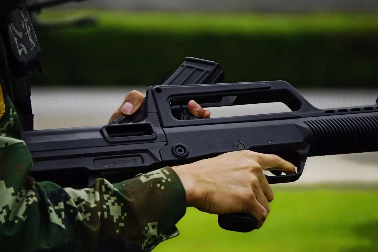 左撇子到底能不能用95式突击步枪？哪种步枪可以左手用？_百科TA说