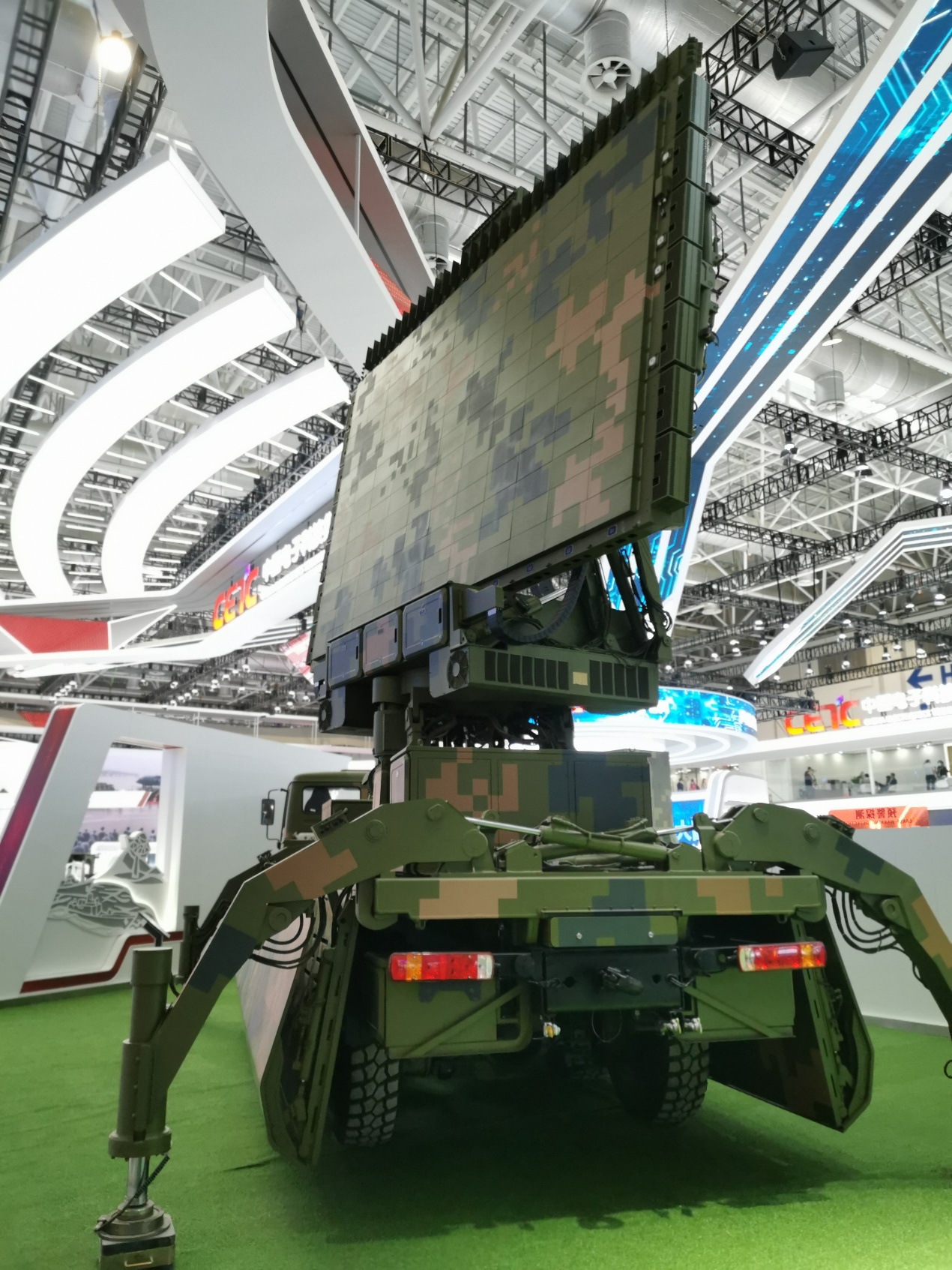 中国航展｜直面太空威胁，国产大威力雷达可跟踪监视卫星_百科TA说