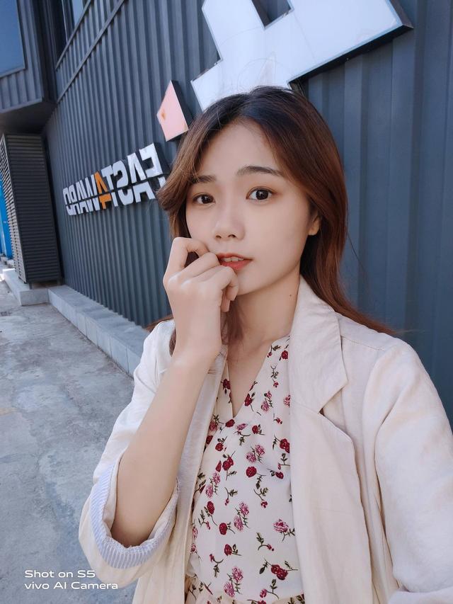 裸妆也能拍出时尚大片！vivo S5、小米CC9 Pro美颜自拍对比_百科TA说