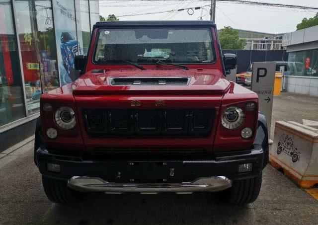 偶遇北京BJ80盛世华章，红色的车身，强大的气场，确实漂亮！_百科TA说