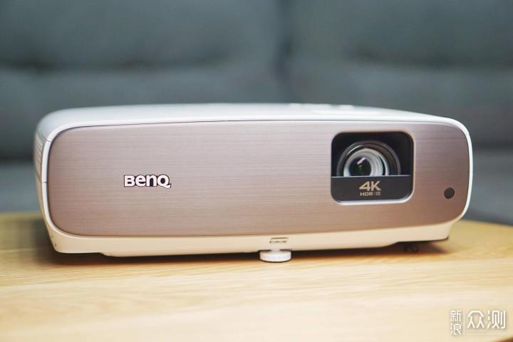 明基W2700投影评测：4K短焦+广色，万元真香？_百科TA说