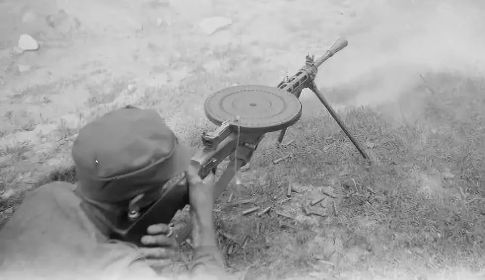 “曾出口中国，却因卡壳出名”芬兰国产的M26轻机枪有多坑？_百科TA说