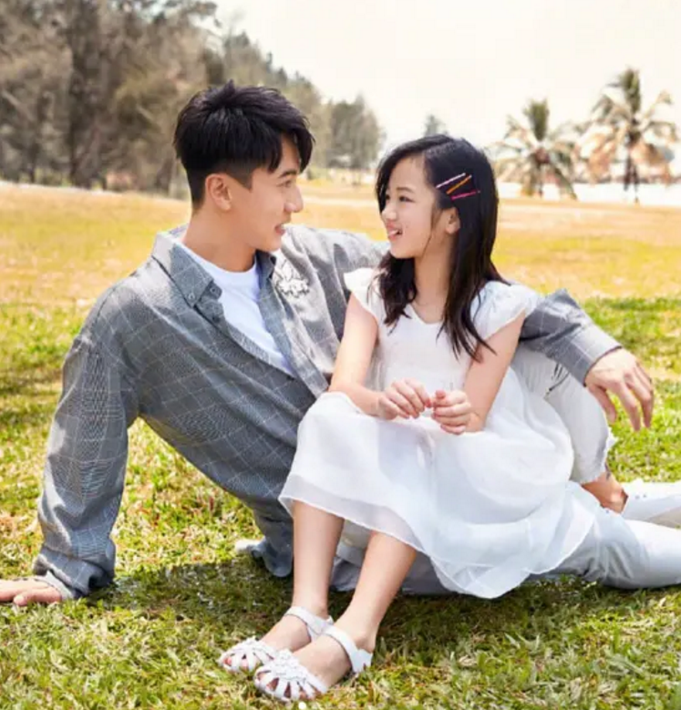 吴尊女儿Neinei长大了，气质出众长相大变样，近照撞脸钟丽缇_百科TA说