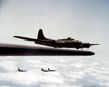 B-17轰炸机（1937年美国装备大型轰炸机）_百度百科