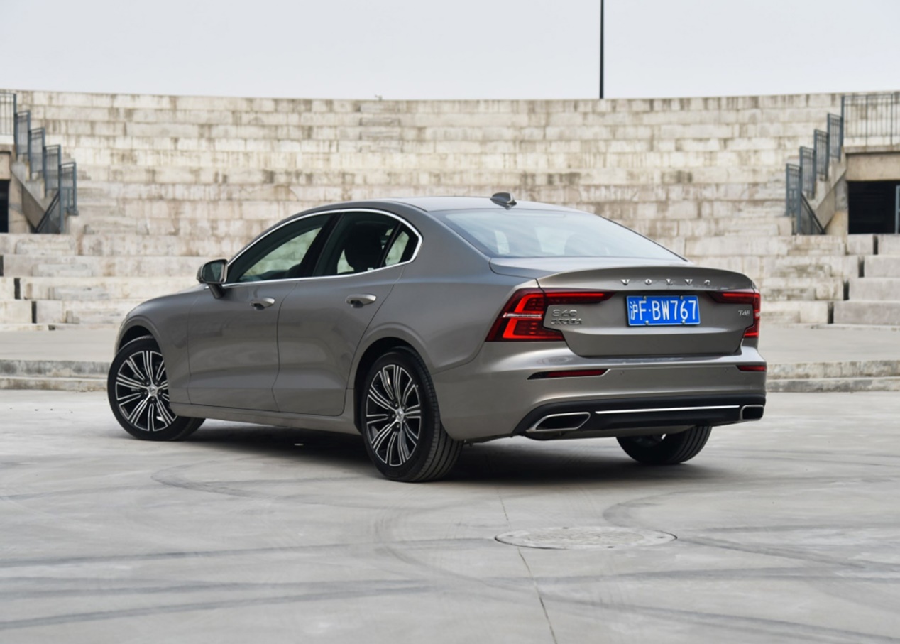 沃尔沃S60腹背受敌，价格上接近CT4，但其实是对标CT5_百科TA说