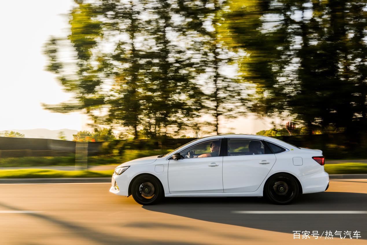 性能超强 动静皆宜 试驾7.2s破百的荣威ei6 MAX_百科TA说