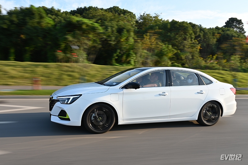 千万别轻视这小小的“500PHEV”尾标，试驾荣威ei6 MAX_百科TA说