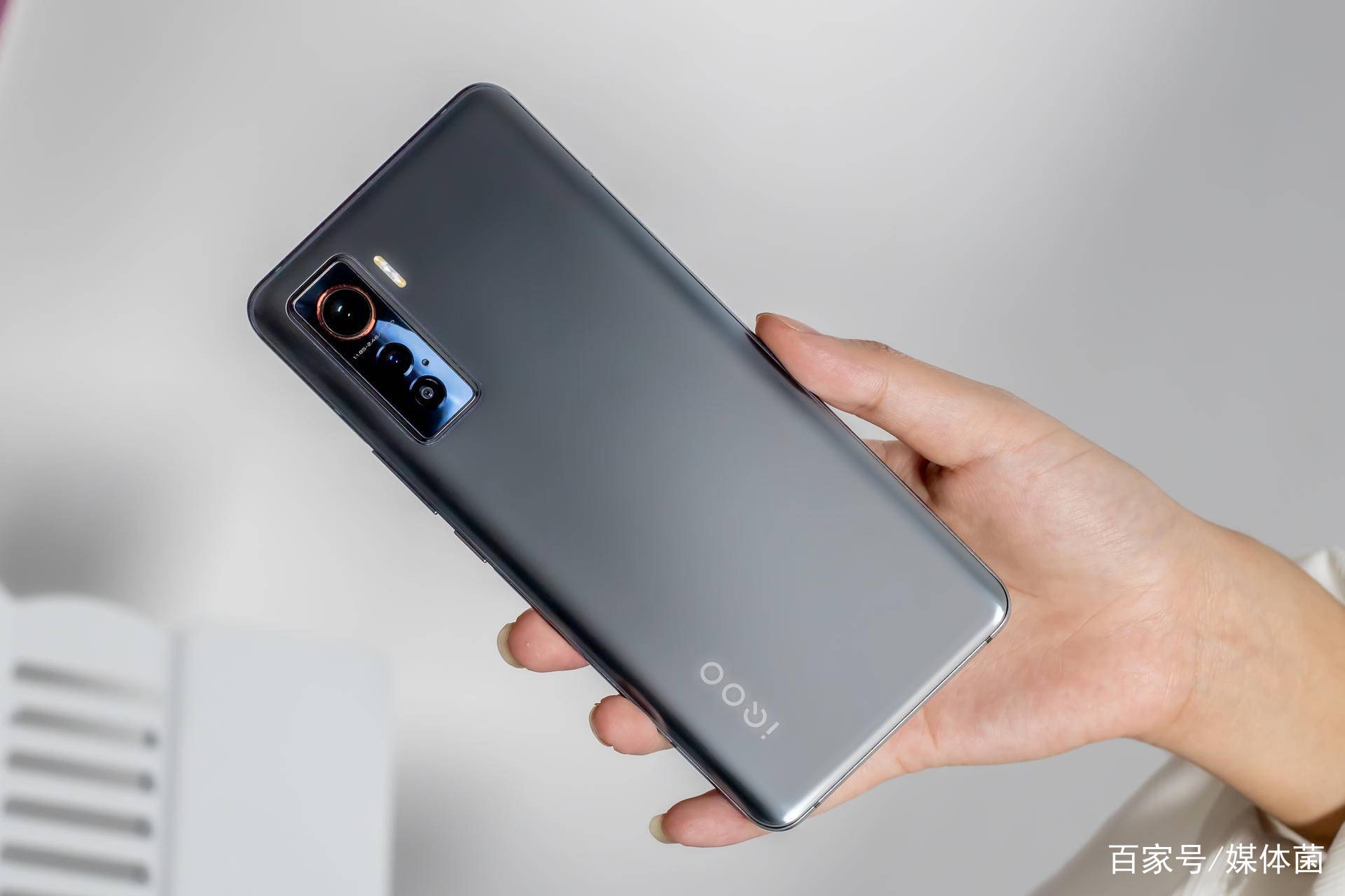 三星AMOLED屏+超线性立体双扬！iQOO 5永远滴神_百科TA说