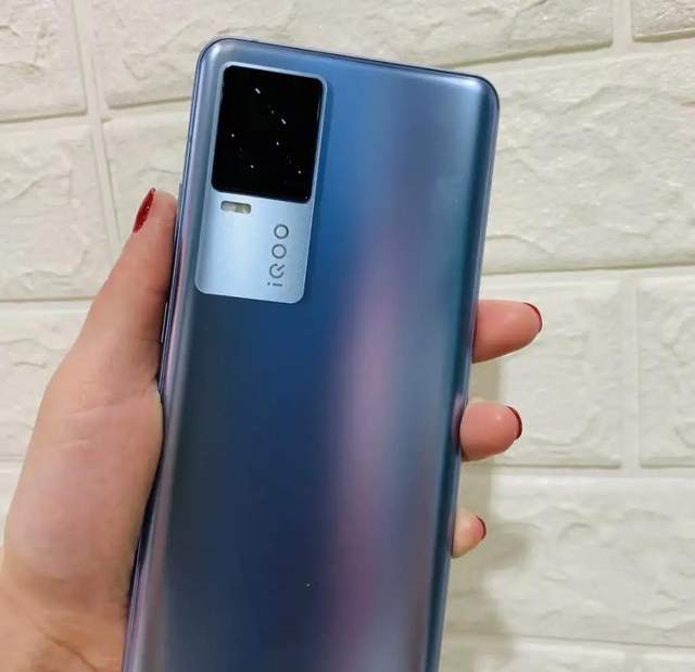 vivo iQOO7手机：120W闪充，手机充电真快！_百科TA说