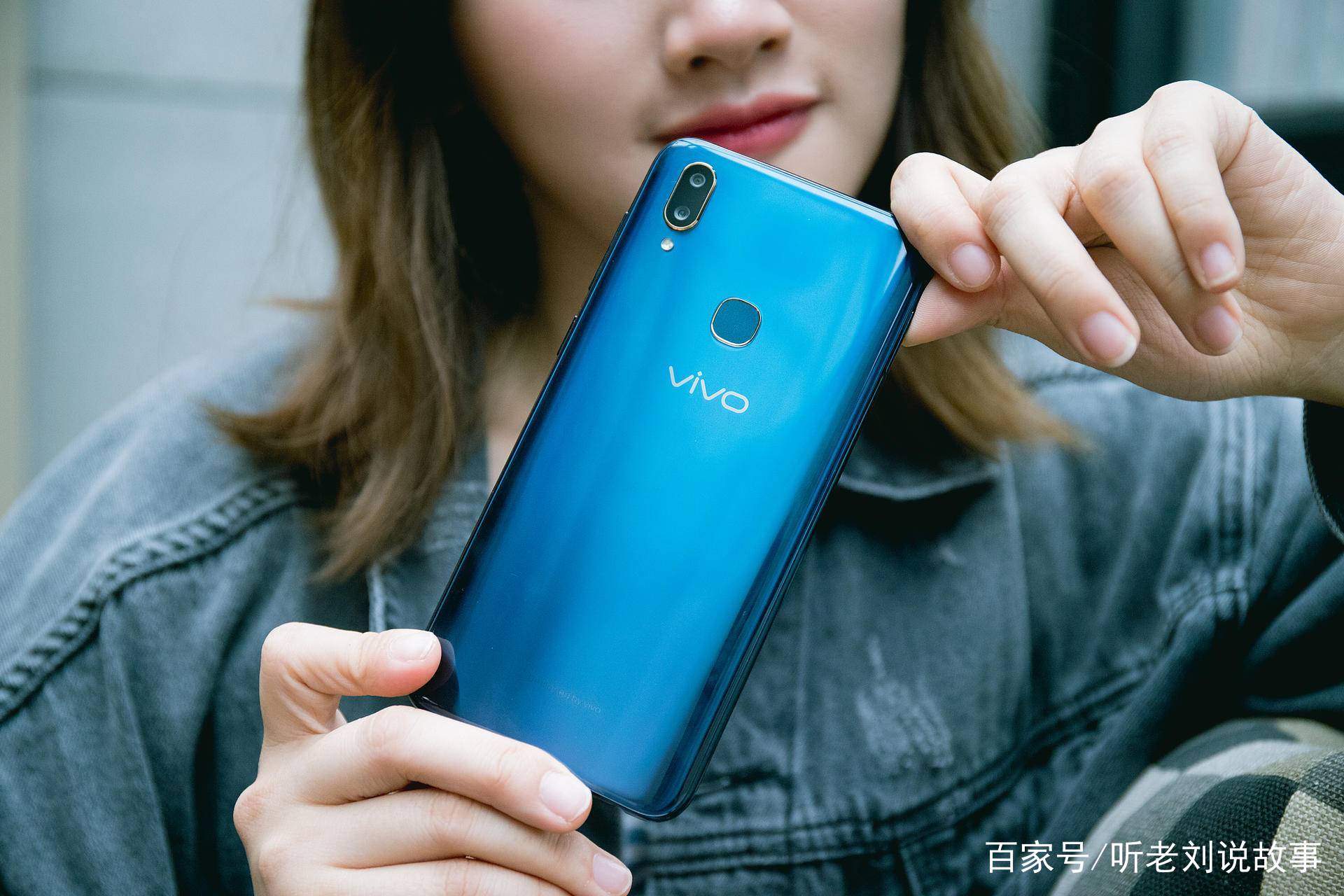 小姐姐手中潮流单品：vivo Z3翡翠色图赏，浑然天成的宝石！_百科TA说