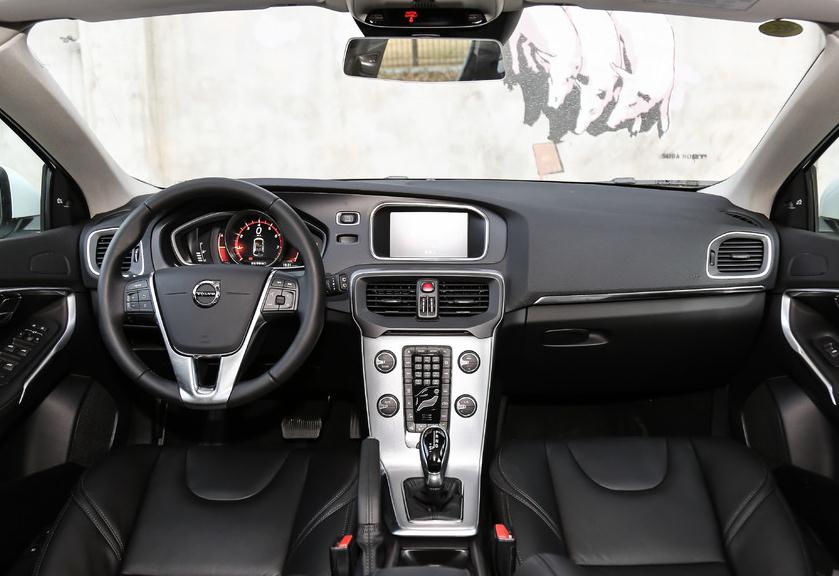 裸车23万入手沃尔沃V40，开了2个月后车主表示：七个字！_百科TA说