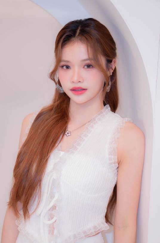 Yean（泰国女歌手、舞者，女子演唱组合精灵少女Gen1es成员）_百度百科