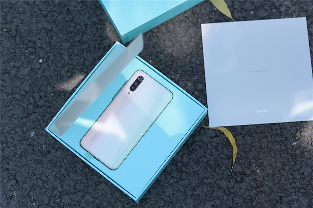 小米CC9美图定制版极速开箱，2599元它值得小仙女们购买吗？_百科TA说