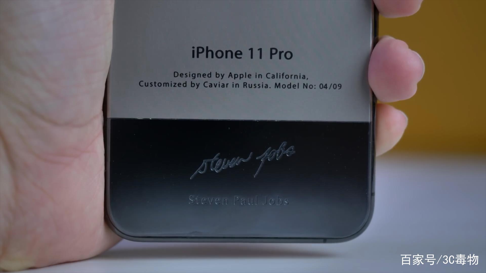 售价5万的iPhone11Pro开箱：乔布斯亲笔签名，全球仅9部_百科TA说
