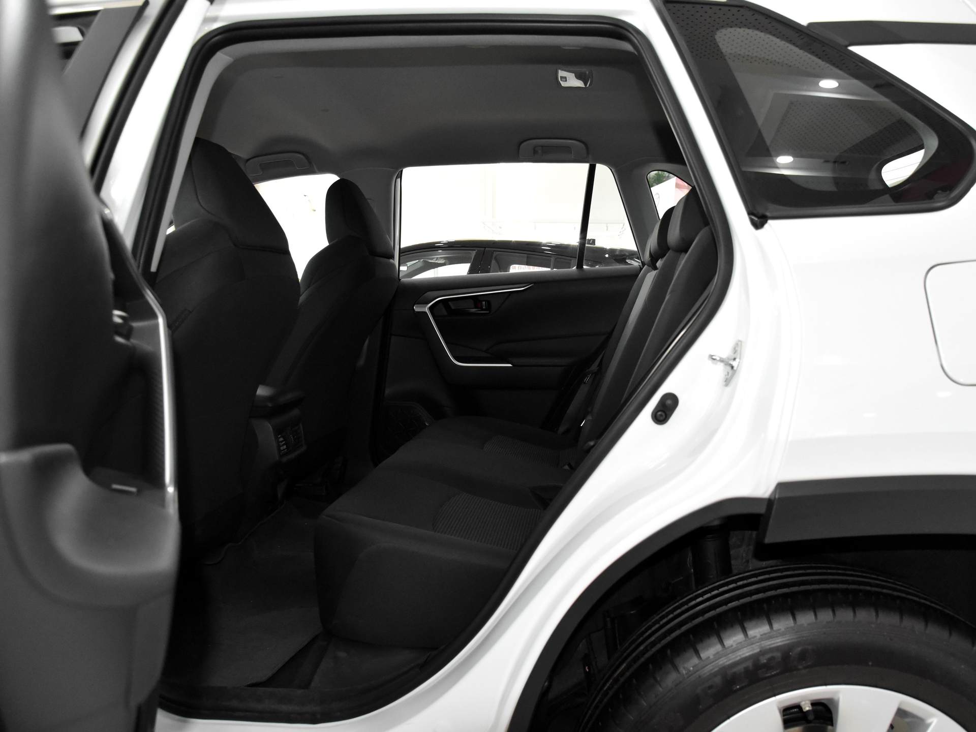 新款威兰达，标配2.0L自吸，轴距2690mm，才17.18万起！_百科TA说