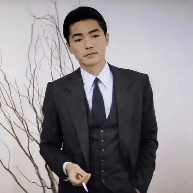 “亚洲第一美男”尊龙：无父无母童年坎坷，晚年无妻无子很是凄凉百科ta说 5288