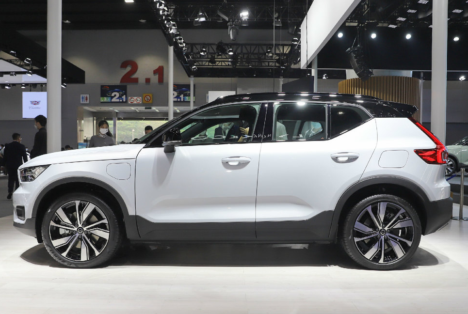 沃尔沃XC40新能源定位于紧凑型纯电动SUV，车身采用了双色设计_百科TA说