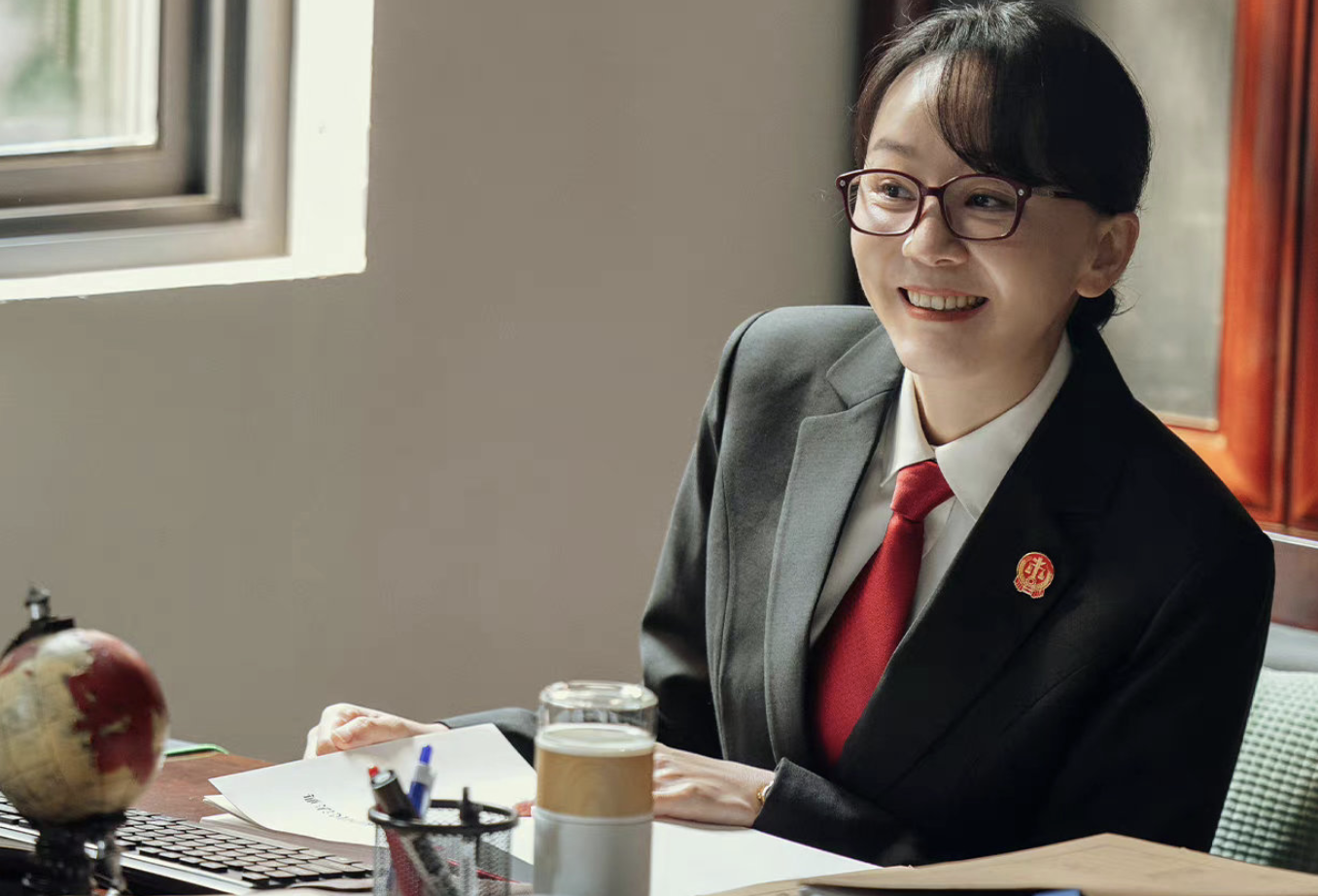 靳东王劲松演“冤种同事”笑翻弹幕，网友：揪衣袖求助太真实了_百科TA说