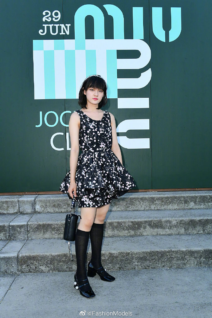 JKL撞脸娱乐圈女明星，网友：不去拍大片，窝在这里打职业？_百科TA说
