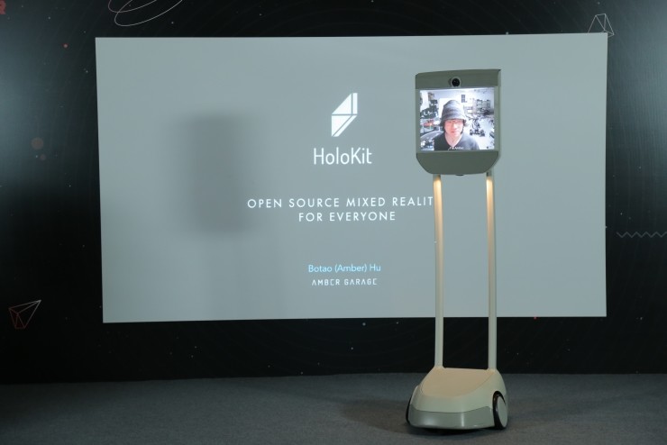 HoloKit国内首度亮相，199元的纸盒真的能实现HoloLens的效果吗？_百科TA说