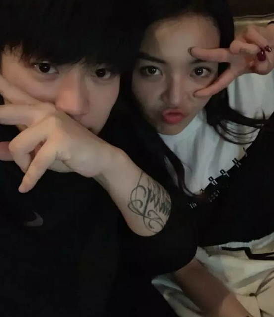 夜宿风波后，李小璐多起名誉维权案胜诉，pgone与女歌手同框合影_百科TA说