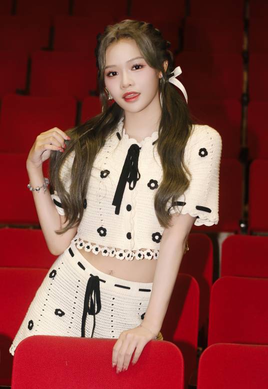 Yean（泰国女歌手、舞者，女子演唱组合精灵少女Gen1es成员）_百度百科