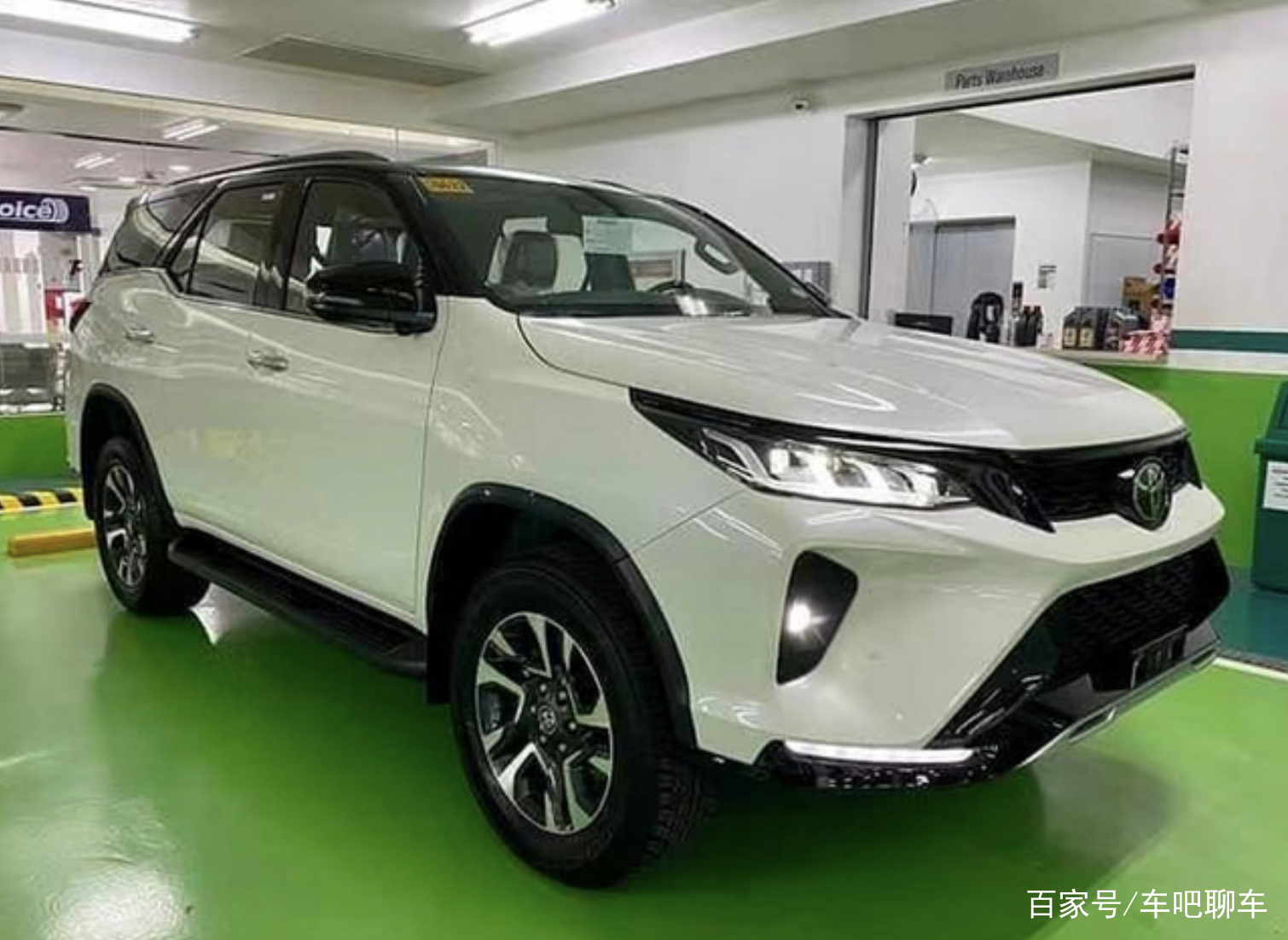 搭载2.8T柴油发动机 丰田全新Fortuner海外实拍图_百科TA说