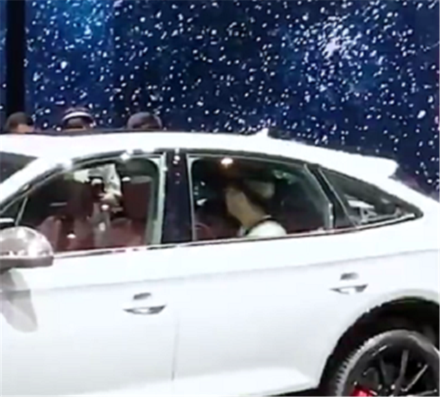 21款“溜背”奥迪Q5L亮相，自带碳纤维外后视镜，车身还加长88mm_百科TA说