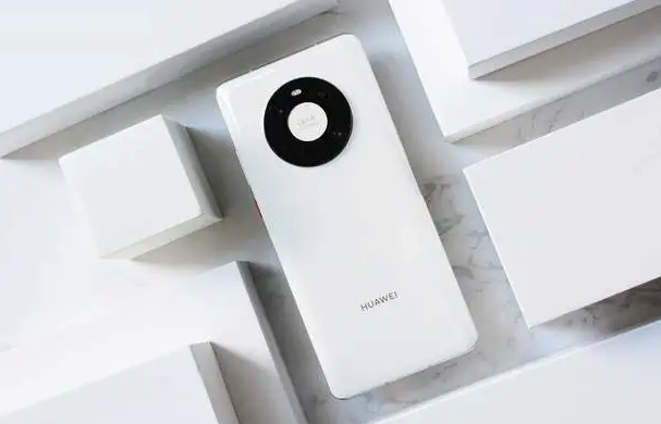 价格相差300元，华为Mate40对比小米10至尊版，谁更值得买？_百科TA说