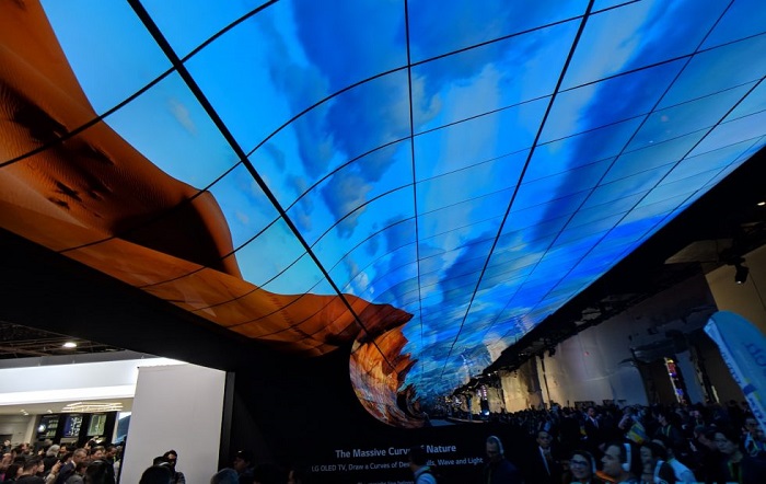 CES 2019：LG用柔性OLED电视搭建了一座瀑布_百科TA说
