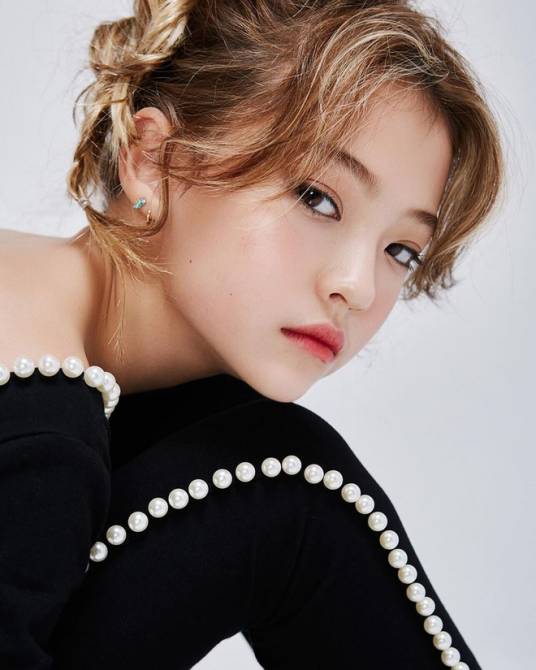 ELLA（美籍德韩混血女歌手、演员、模特，女子组合MEOVV成员）_百度百科