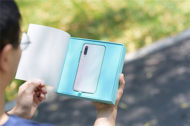 小米CC9美图定制版极速开箱，2599元它值得小仙女们购买吗？_百科TA说