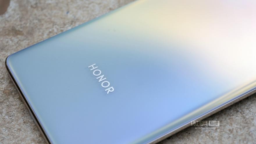 荣耀V40轻奢版：搭载超曲屏，支持66W超级快充的手机体验如何？_百科TA说