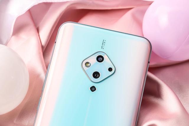 蔡徐坤教你摆Pose！vivo S5拍照姿势指引功能，一键秒变自拍达人_百科TA说