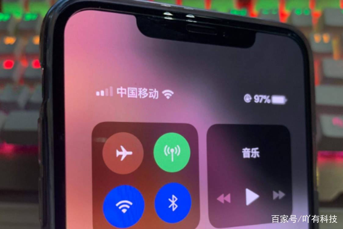 荣耀V30 Pro对比iPhone11，看到二者的区别，忍不住想换手机_百科TA说