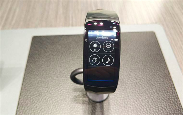 三星Gear Fit2 Pro最吸引人的设计，大部分人入手都是因为它_百科TA说