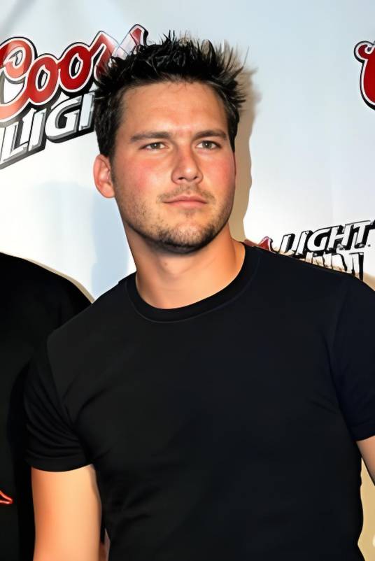 Ryan Peake_百度百科