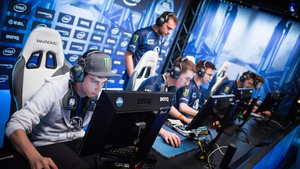 CS游戏成就的经典，微软新IE3.0鼠标评测，16年后还能一战吗？_百科TA说