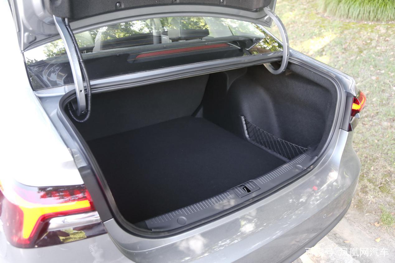 超大天幕坐拥整片天空 荣威i6 MAX静态体验_百科TA说