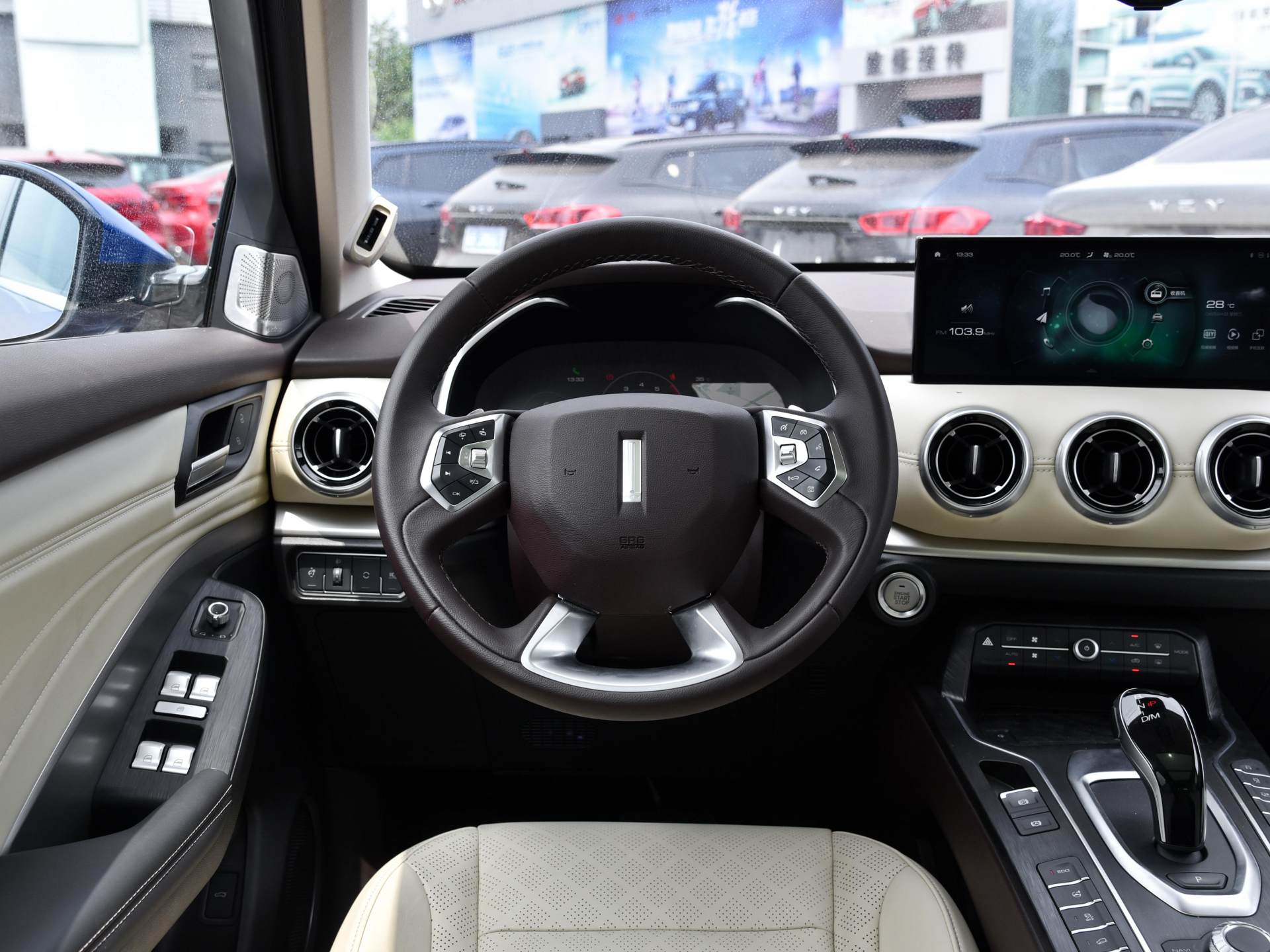 实拍WEY VV6，轴距2680mm，配12.3英寸大屏，售价15万起！_百科TA说