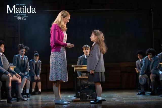 音乐剧《玛蒂尔达》：不被接纳的她，对这个世界的抗争_百科TA说