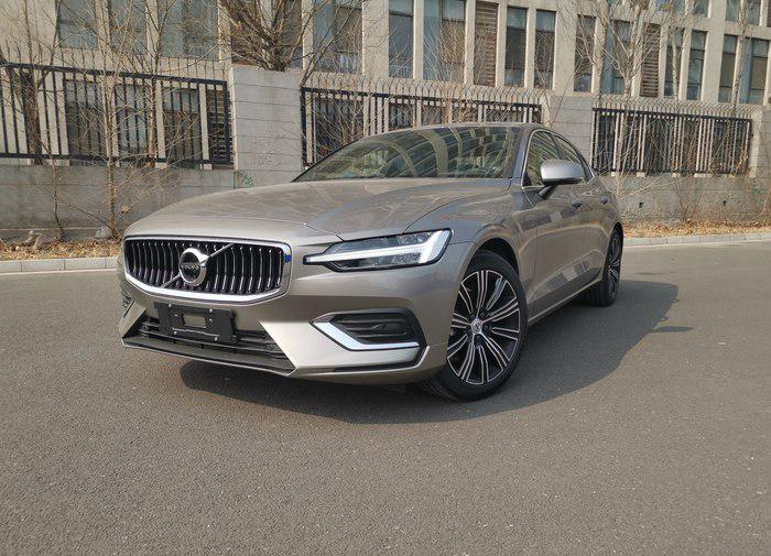 25万怎么选？英菲尼迪Q50L还是沃尔沃S60？懂车人说了心里话_百科TA说