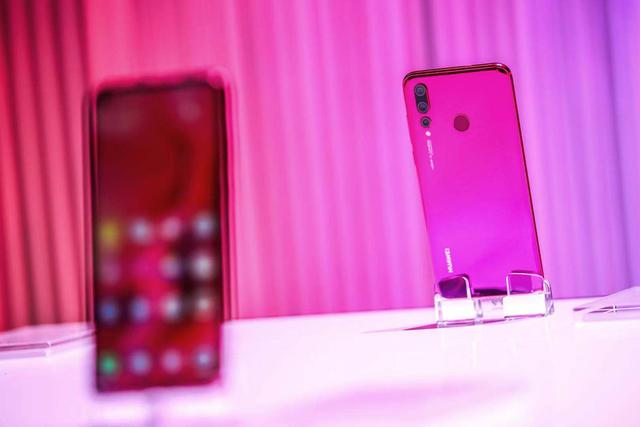 华为nova4发布 搭载极点全面屏 起售价3099元_百科TA说