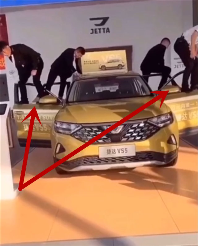 4S店又玩“老梗”：4个销售站捷达VS5车门上进行摇晃，车门不变形_百科TA说
