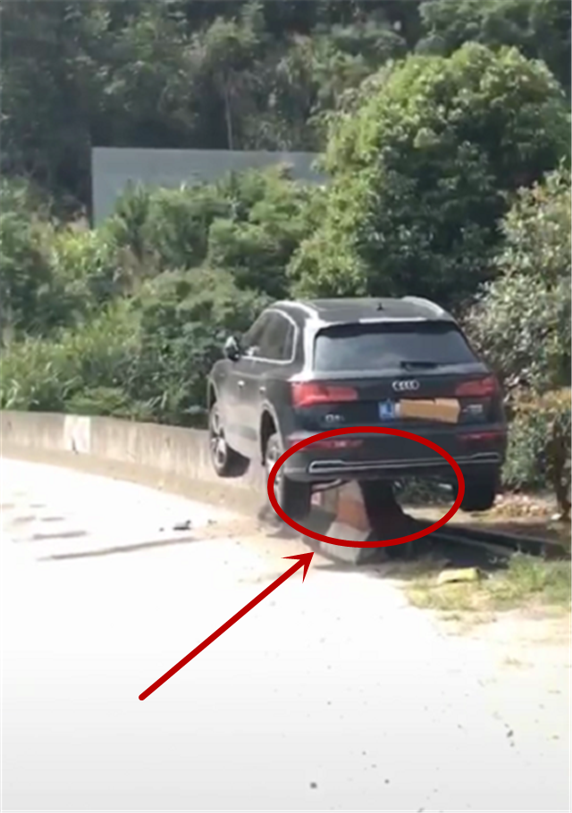 “起飞失败”的奥迪Q5L，底盘卡在路基上，车子根本无法动弹_百科TA说