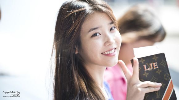 IU（韩国流行乐女歌手、影视演员、节目主持人）_百度百科