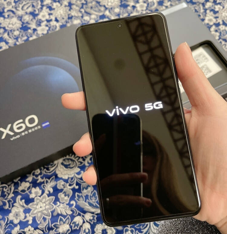 vivo X60测评：蔡司镜头拍照清晰，即便长时间单握也不累。_百科TA说
