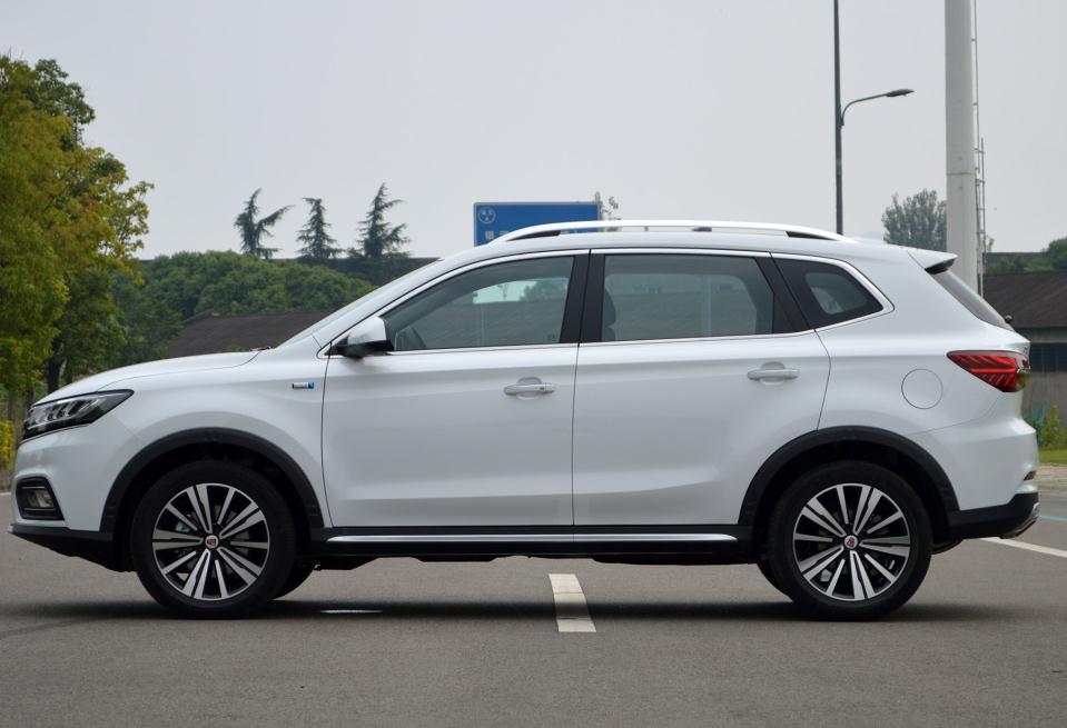 12万选哪款车？风行T5还是荣威RX5？带你详细剖析两车优劣_百科TA说